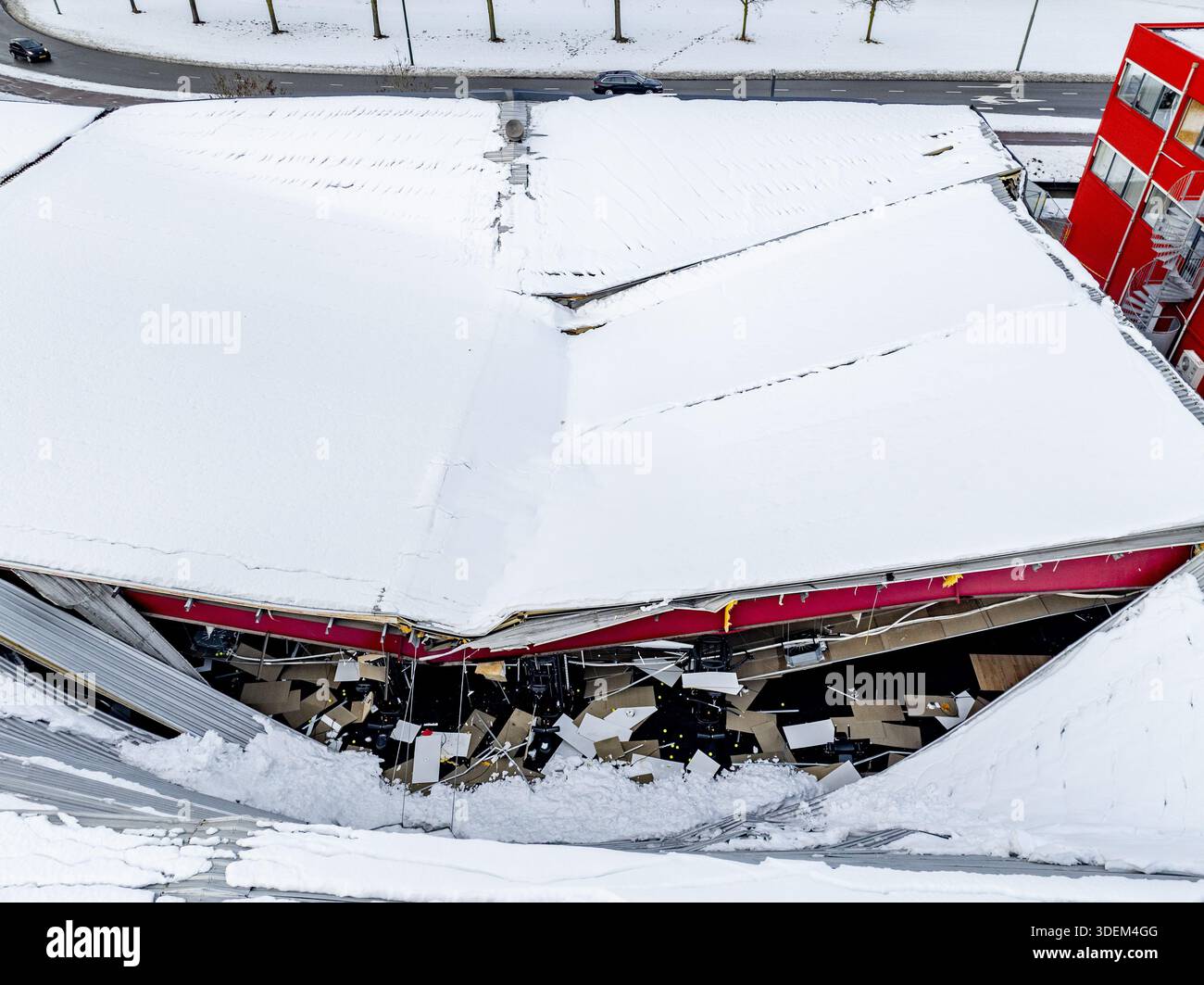 UTRECHT - Part of the HAL22 sports complex in Utrecht has collapsed ...
