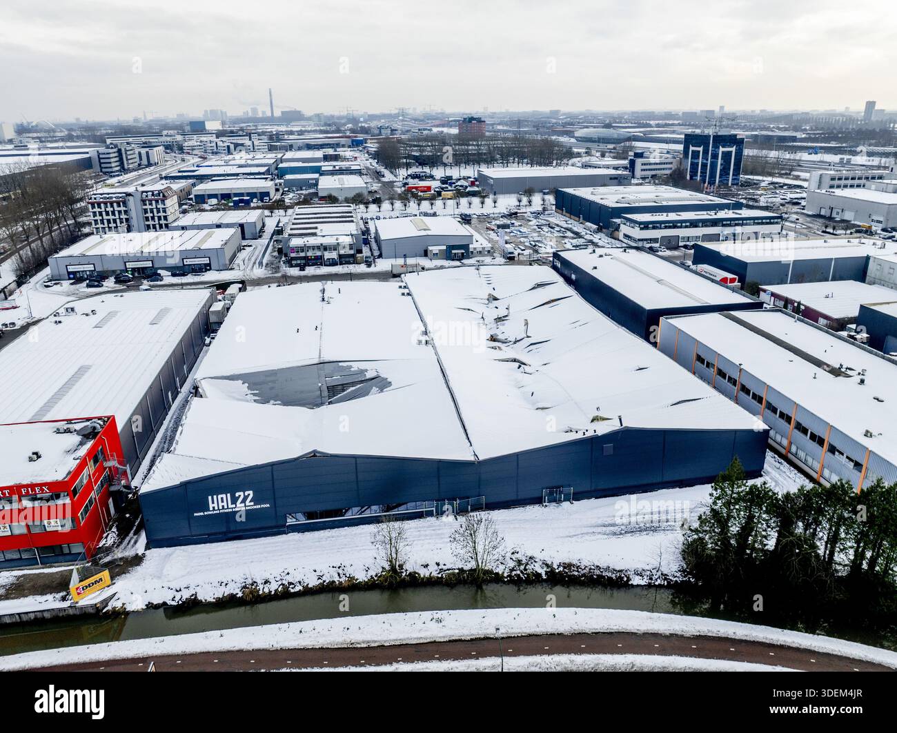 UTRECHT - Part of the HAL22 sports complex in Utrecht has collapsed ...