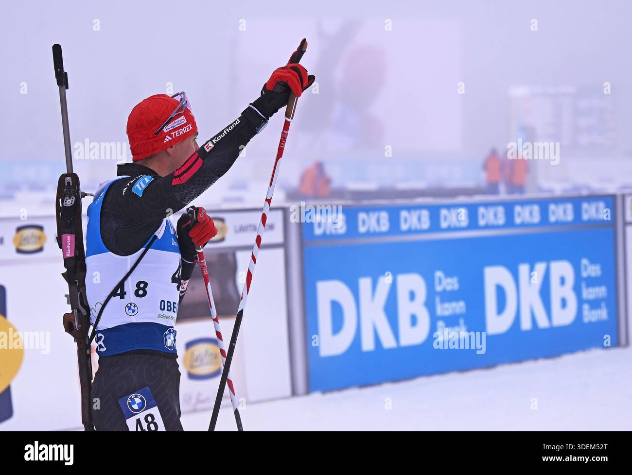 08 January 2026, Thuringia, Oberhof: Biathlon: World Cup, sprint 10 km ...