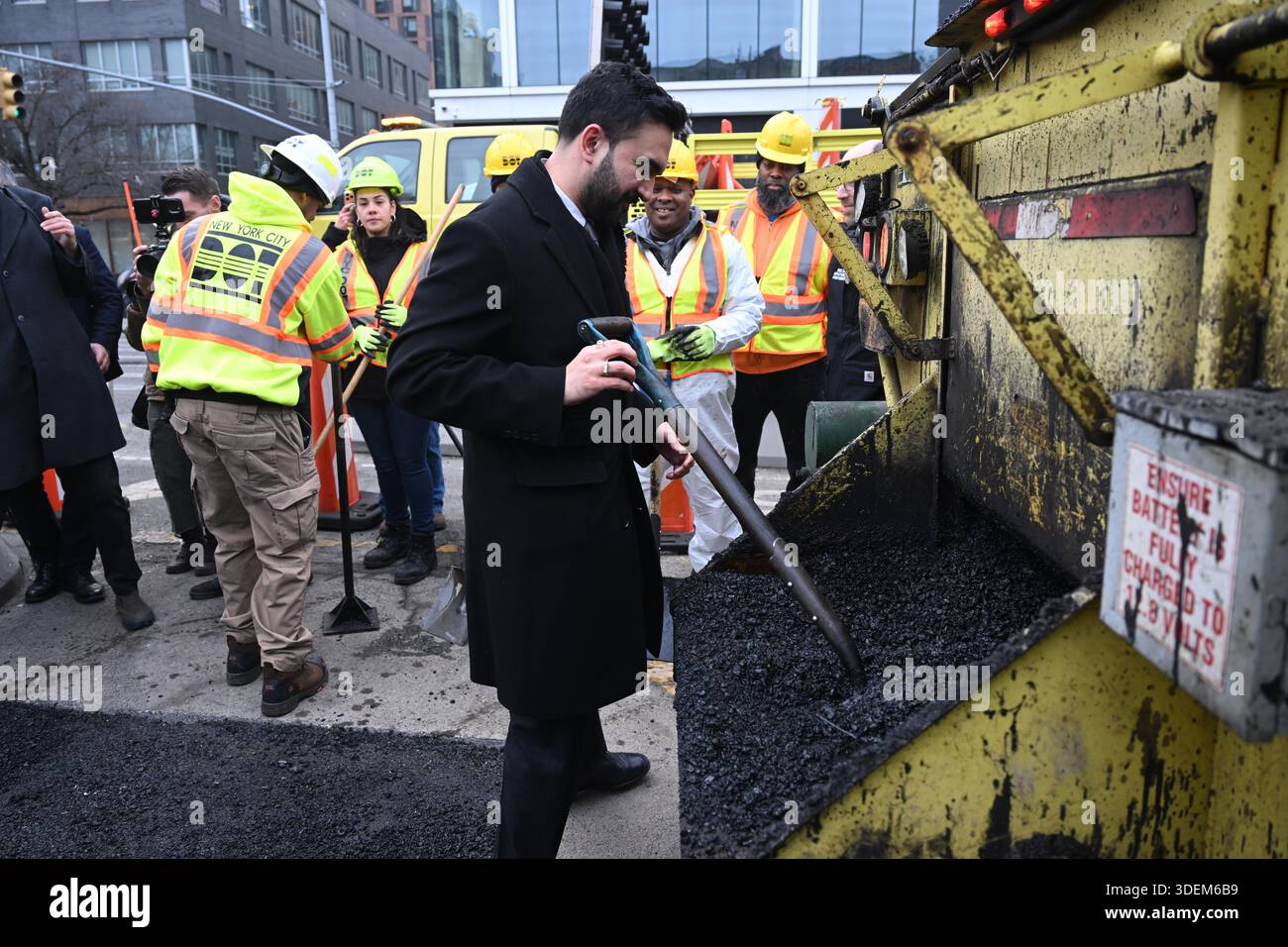 Mayor Zohran Mamdani joins NYC Department of Transportation workers as ...