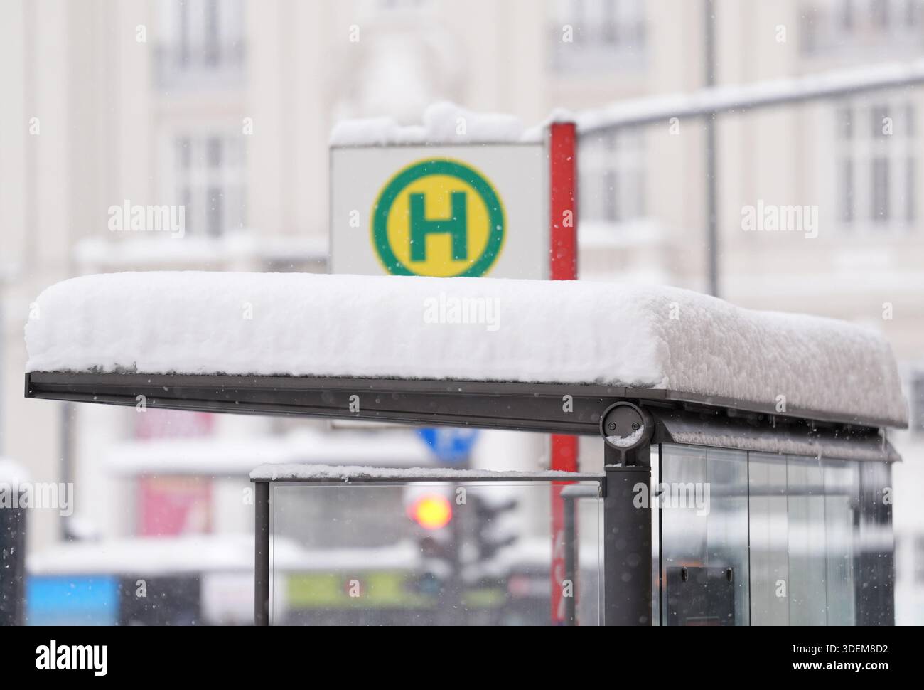 08 January 2026, Hamburg: A layer of snow several centimetres thick ...