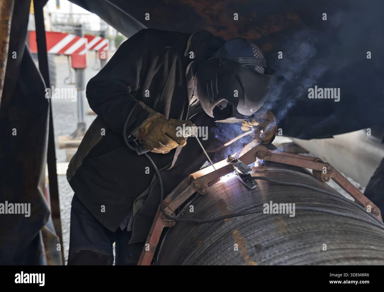 The jointing of large diameter pipes together using a chain of ...