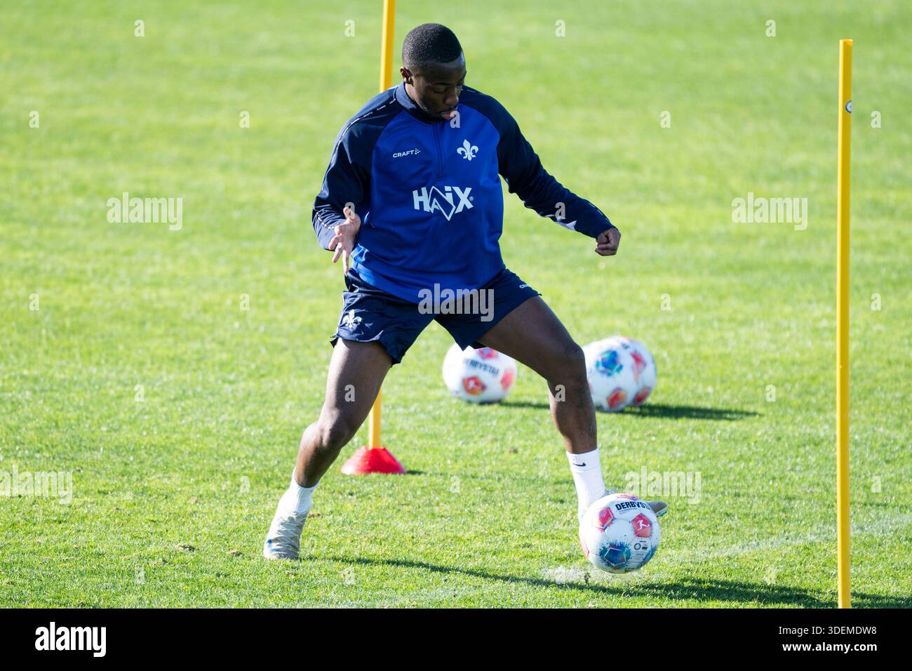 Merveille Papela (SV Darmstadt 1898, #21) am Ball, ESP, SV Darmstadt 98 ...