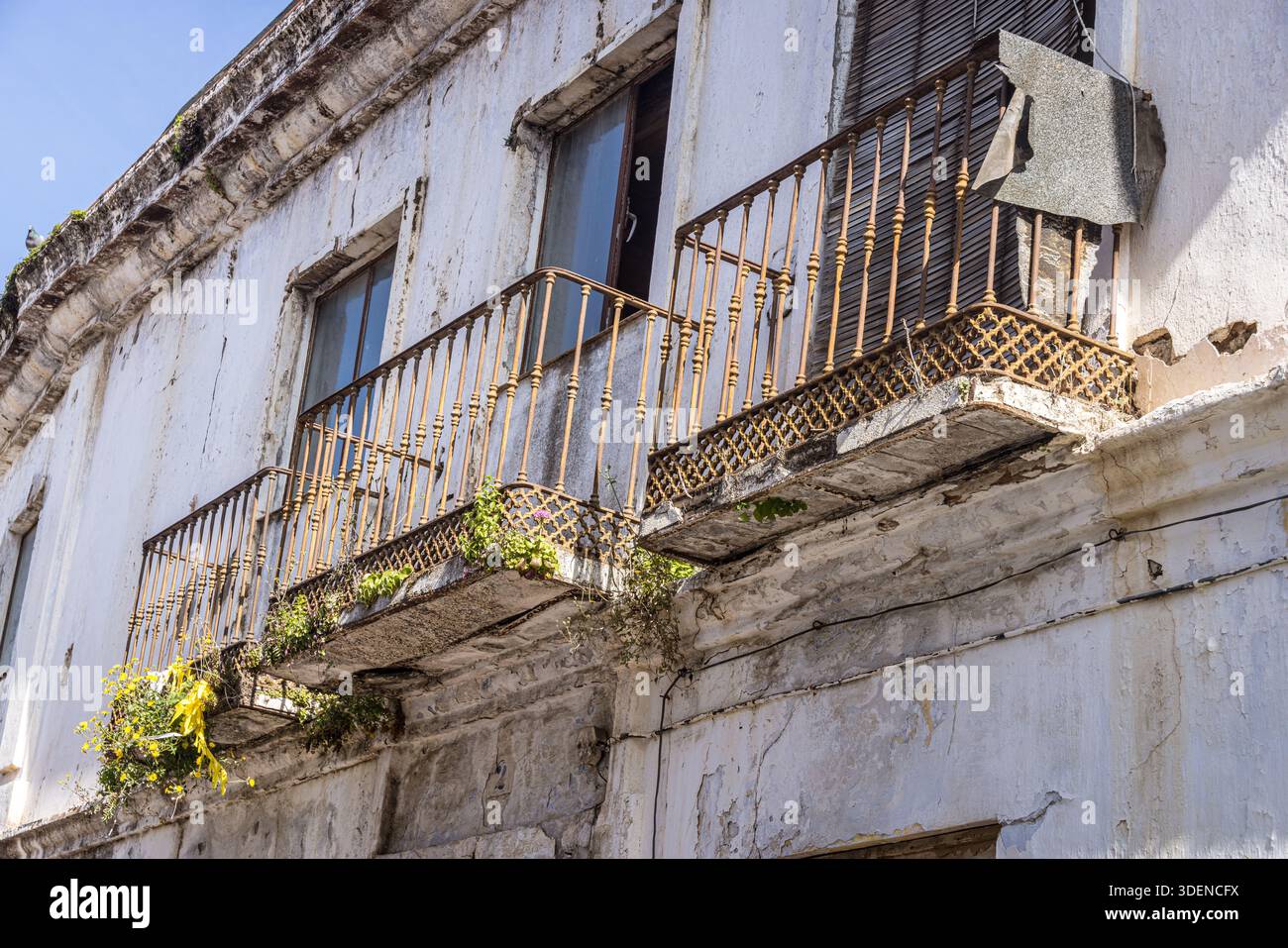 Old delapidated house in hi-res stock photography and images - Alamy
