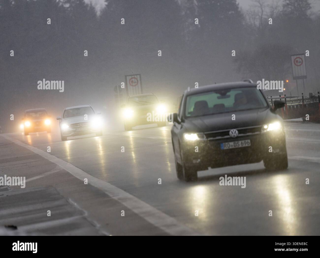 Rohrdorf, Germany. 08th Jan, 2026. Cars drive on the A8 highway in ...