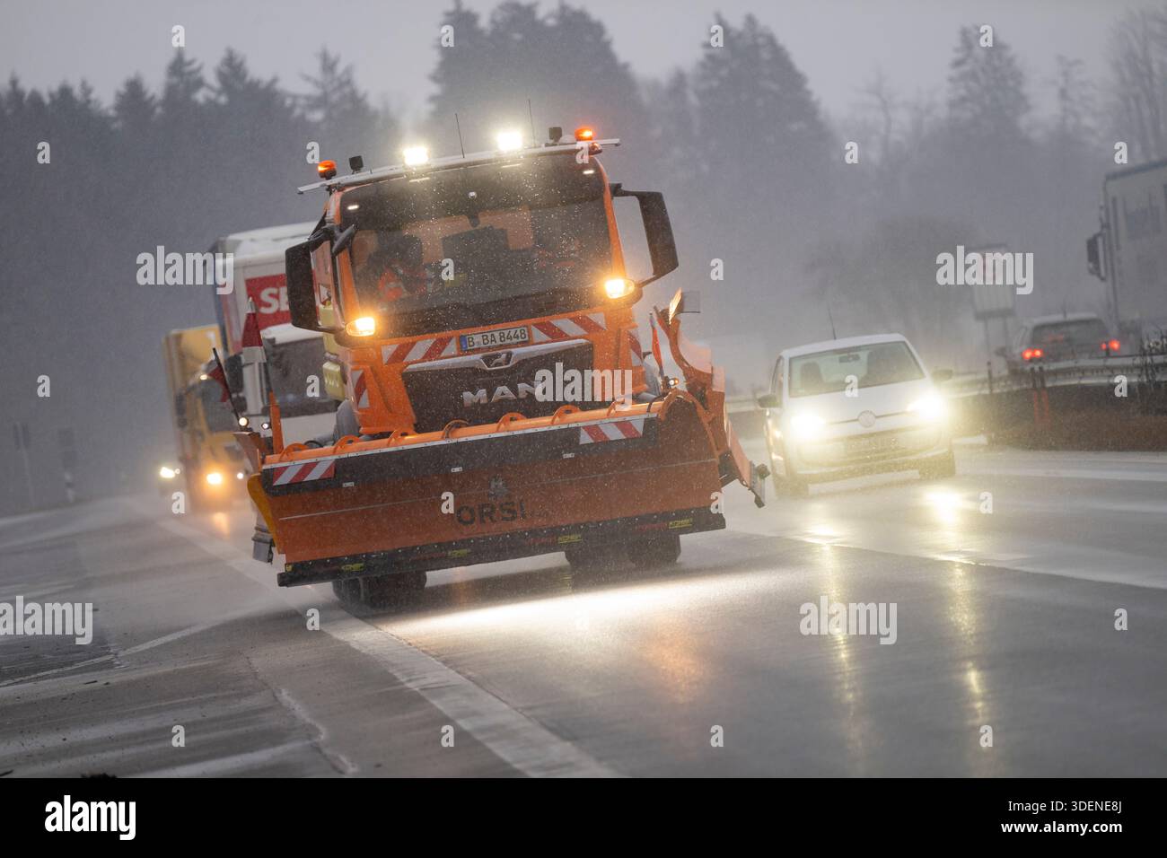 Rohrdorf, Germany. 08th Jan, 2026. A snow clearing vehicle drives on ...