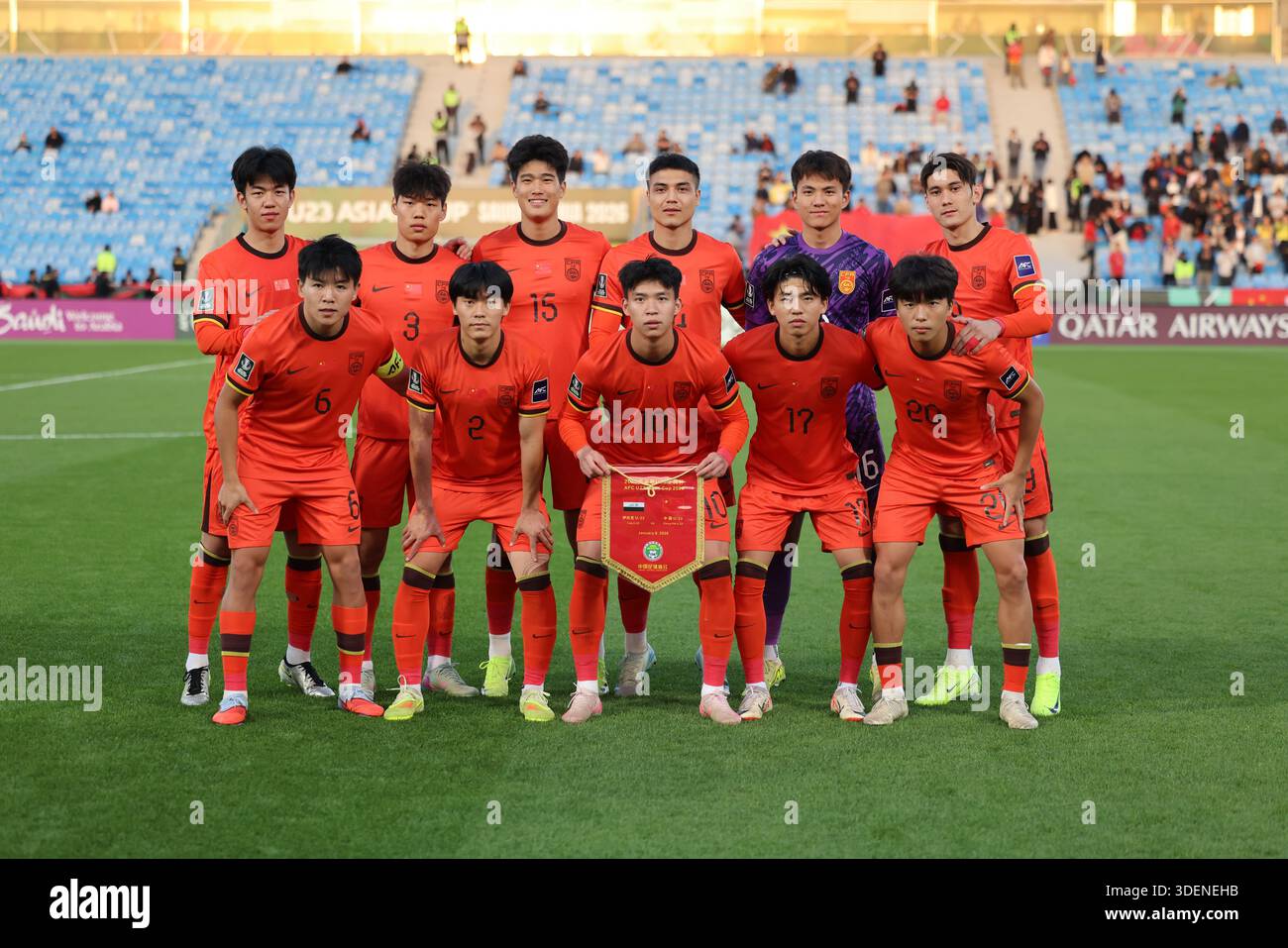 (260108) -- RIYADH, Jan. 8, 2026 (Xinhua) -- Team China pose before the ...