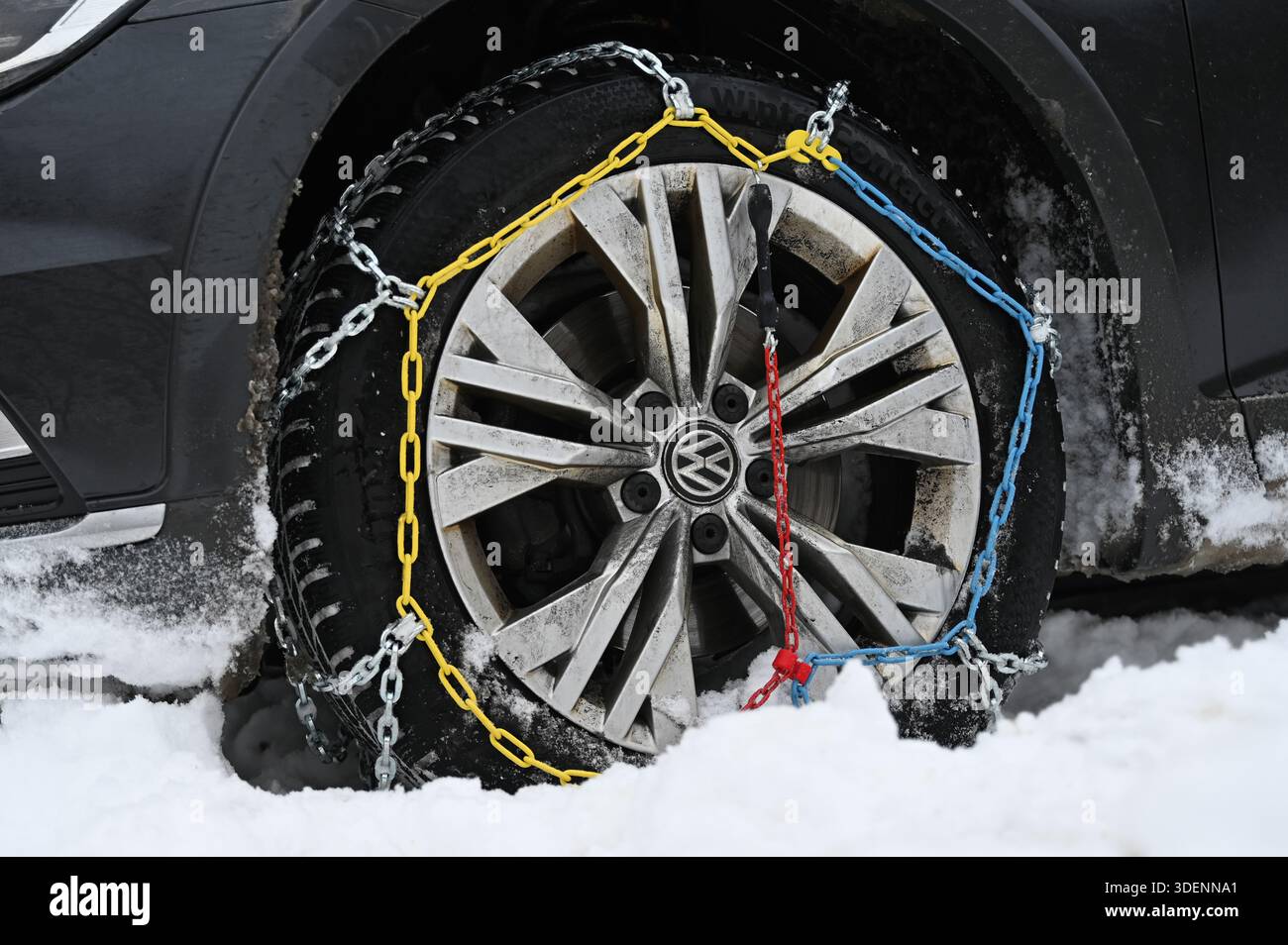 Hamburg, Germany. 08th Jan, 2026. A snow chain was fitted to a car tire ...
