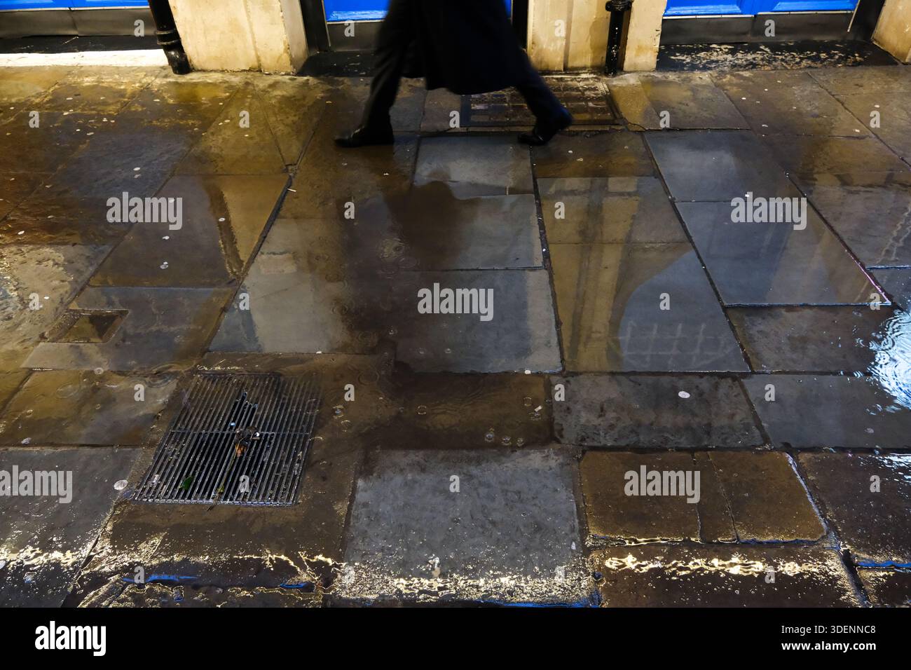 London, UK. 8th Jan 2026. UK Weather: raining in London. Credit ...
