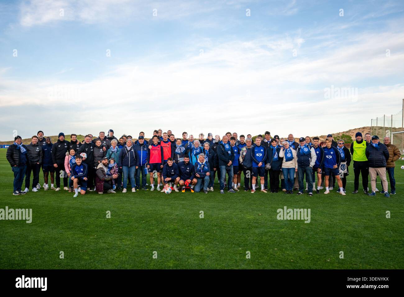Die Spieler von Darmstadt posieren mit Fans für ein Foto, ESP, SV ...