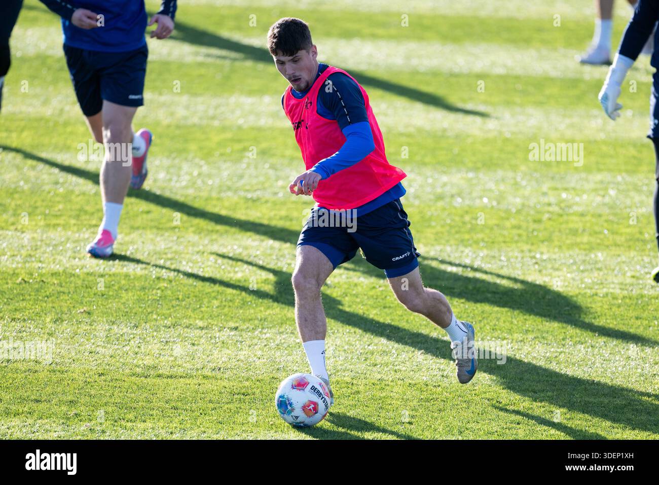 Leon Klassen (SV Darmstadt 1898, #03) am Ball, ESP, SV Darmstadt 98 ...