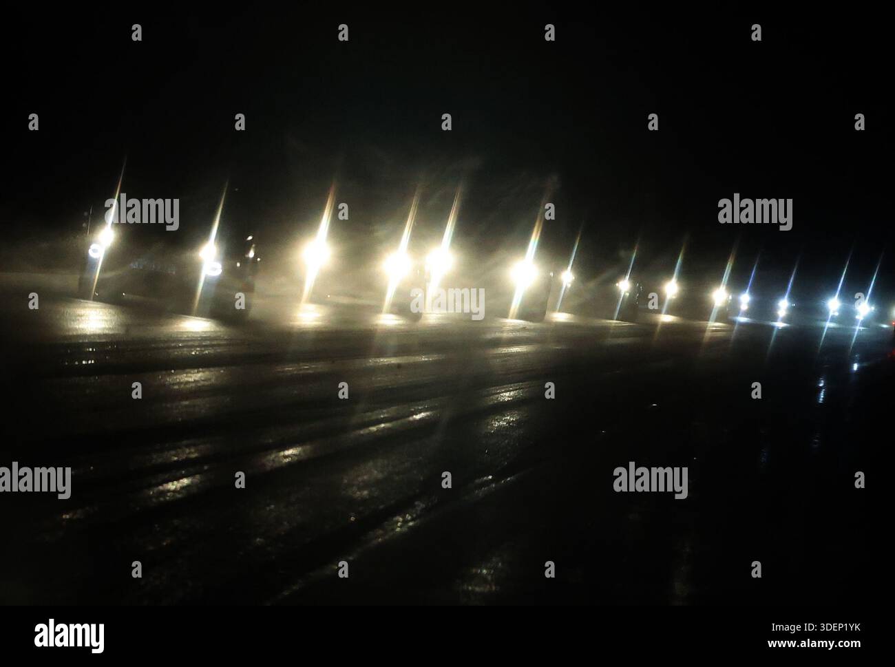 08 January 2026, Bavaria, Germaringen: Cars drive in sleet and freezing ...