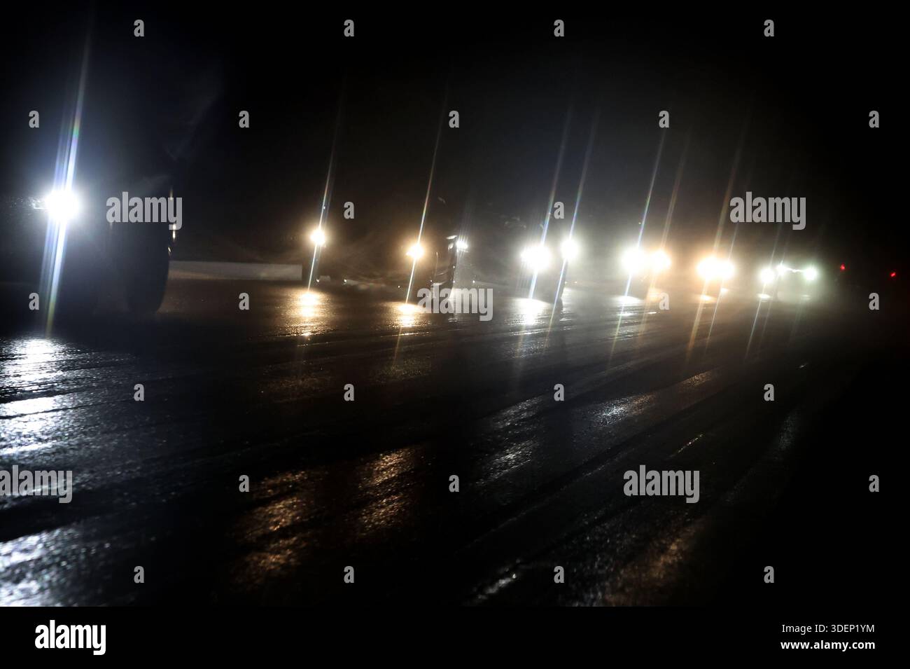 08 January 2026, Bavaria, Germaringen: Cars drive in sleet and freezing ...