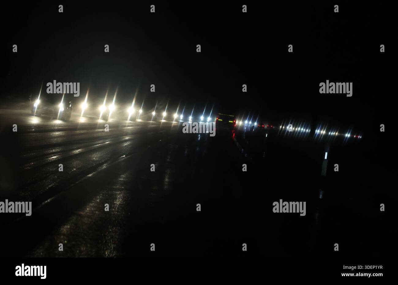 Germaringen, Germany. 08th Jan, 2026. Cars drive in sleet and freezing ...