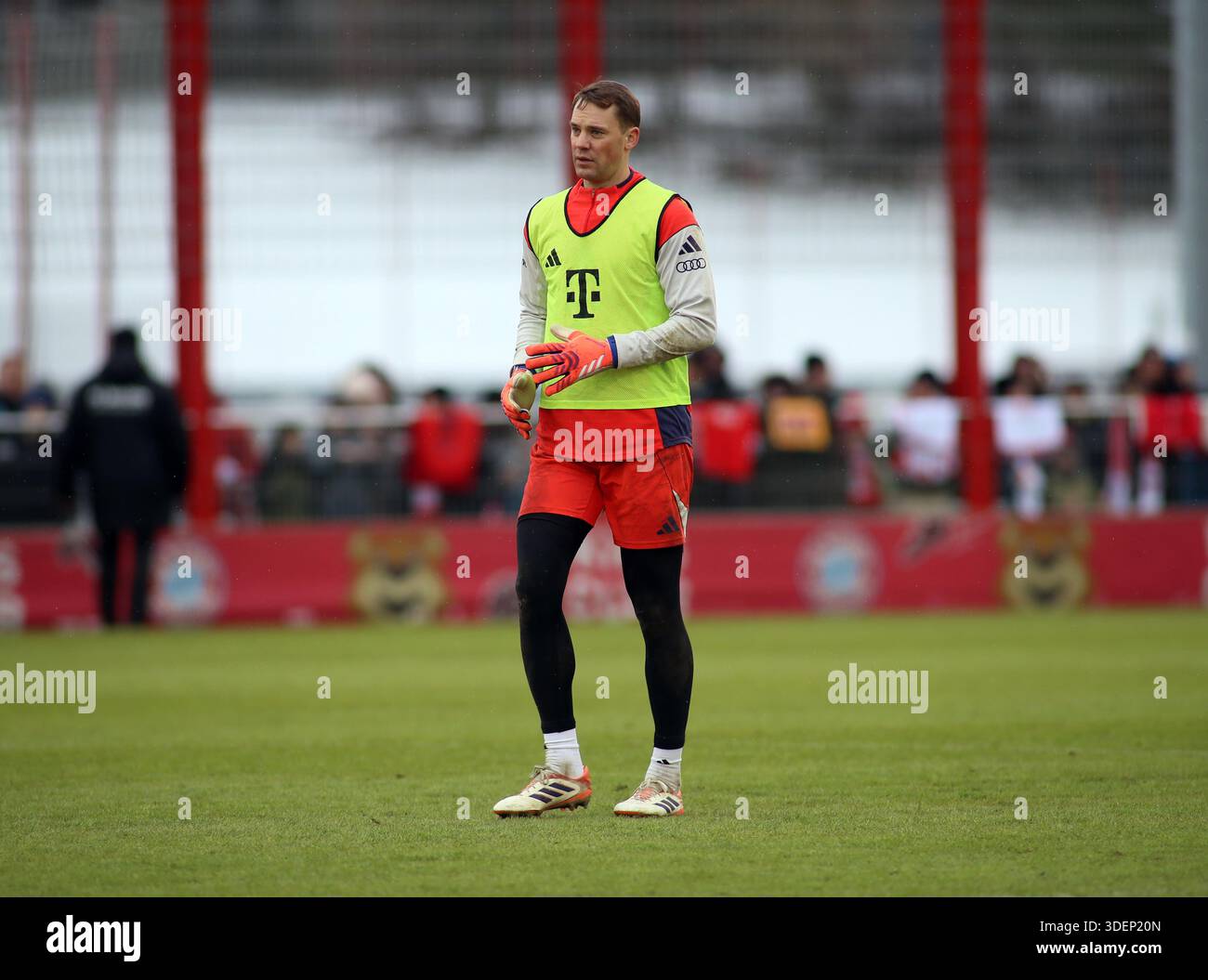 Manuel neuer fc bayern münchen geht über den trainingsplatz hi-res ...