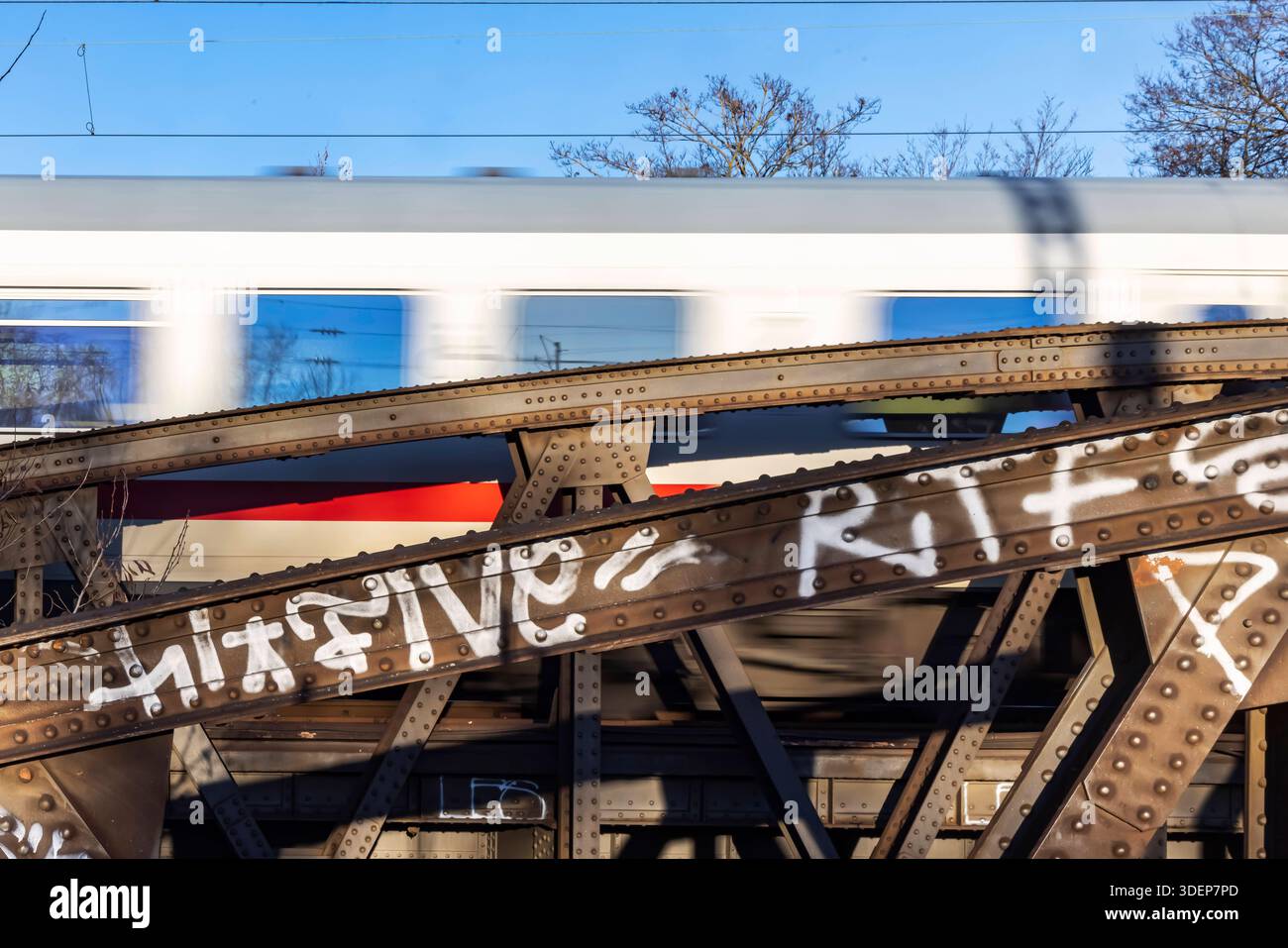 Bahnbrücke am Nordbahnhof Stuttgart mit InterCity. // 05.01.2026 ...