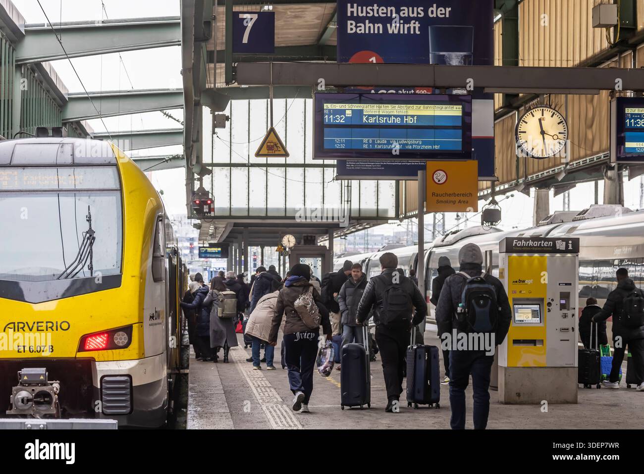 Reisende im Bahnhof. Fahrgäste und Anzeigentafel im Hauptbahnhof ...