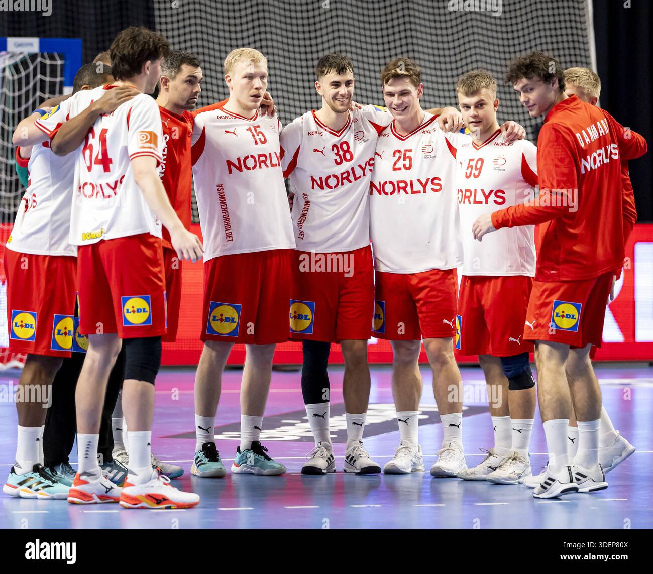 ALMERE - The Danish handball players celebrate their victory over ...