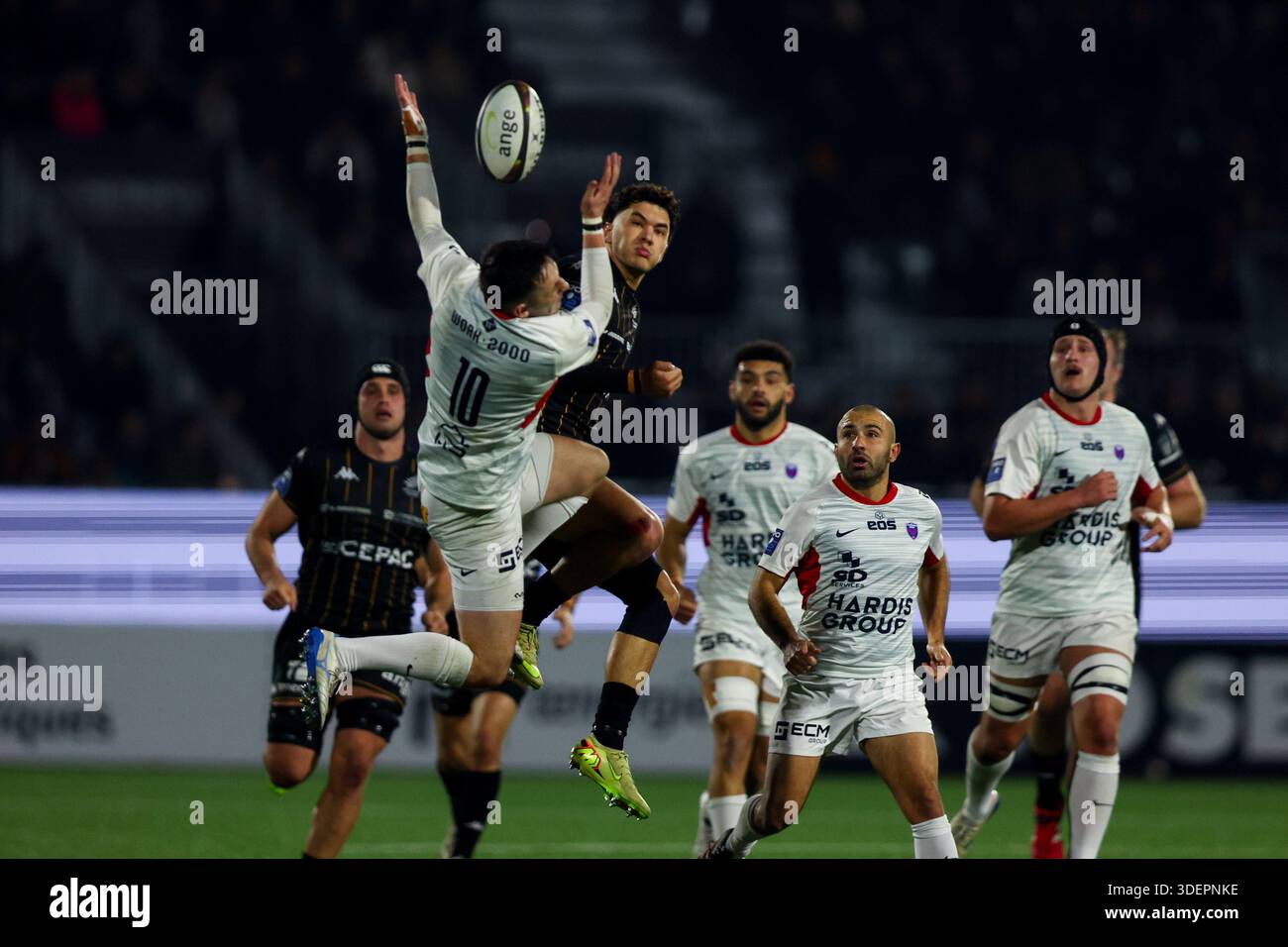 Leo DROUET of Provence Rugby and Samuel DAVIES of Grenoble during the ...