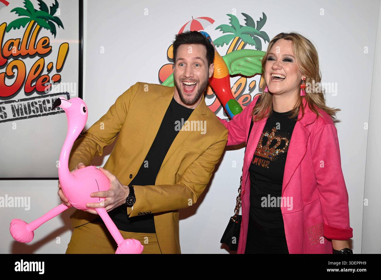 v.l. Sven KROLL, Moderator, Lisa FELLER, Comedian, Roter Teppich, Red ...