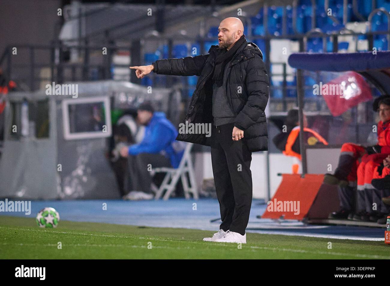 VfL Wolfsburgo’s coach Stephan Lerch during Women’s Champions League ...