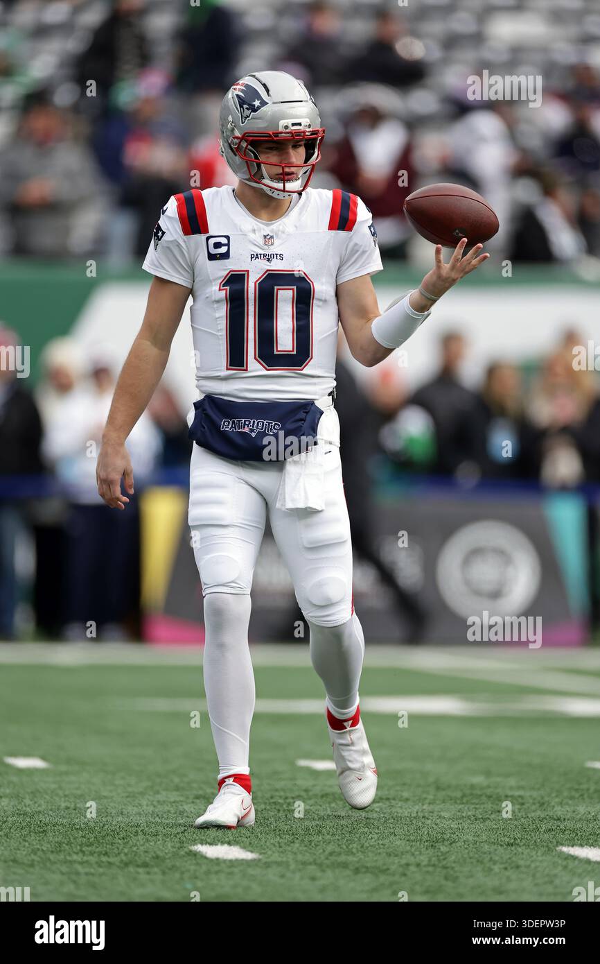 New England Patriots quarterback Drake Maye (10) warms up before an NFL ...