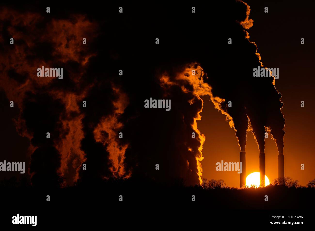 The Jeffrey Energy Center coal-fired power plant operates at sunset ...