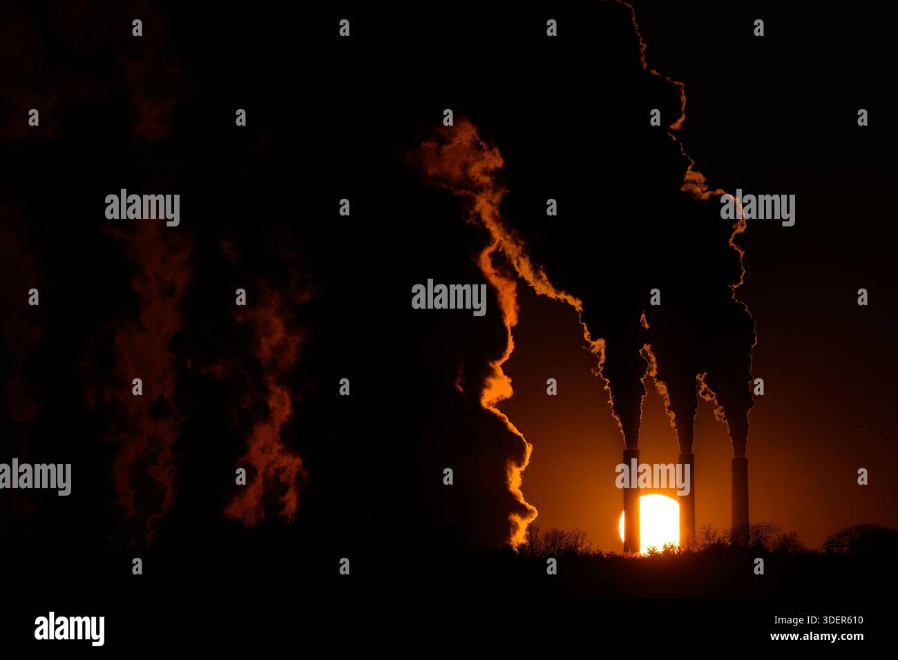 The Jeffrey Energy Center coal-fired power plant operates at sunset ...