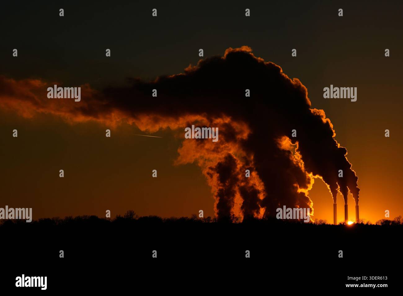 The Jeffrey Energy Center coal-fired power plant operates at sunset ...