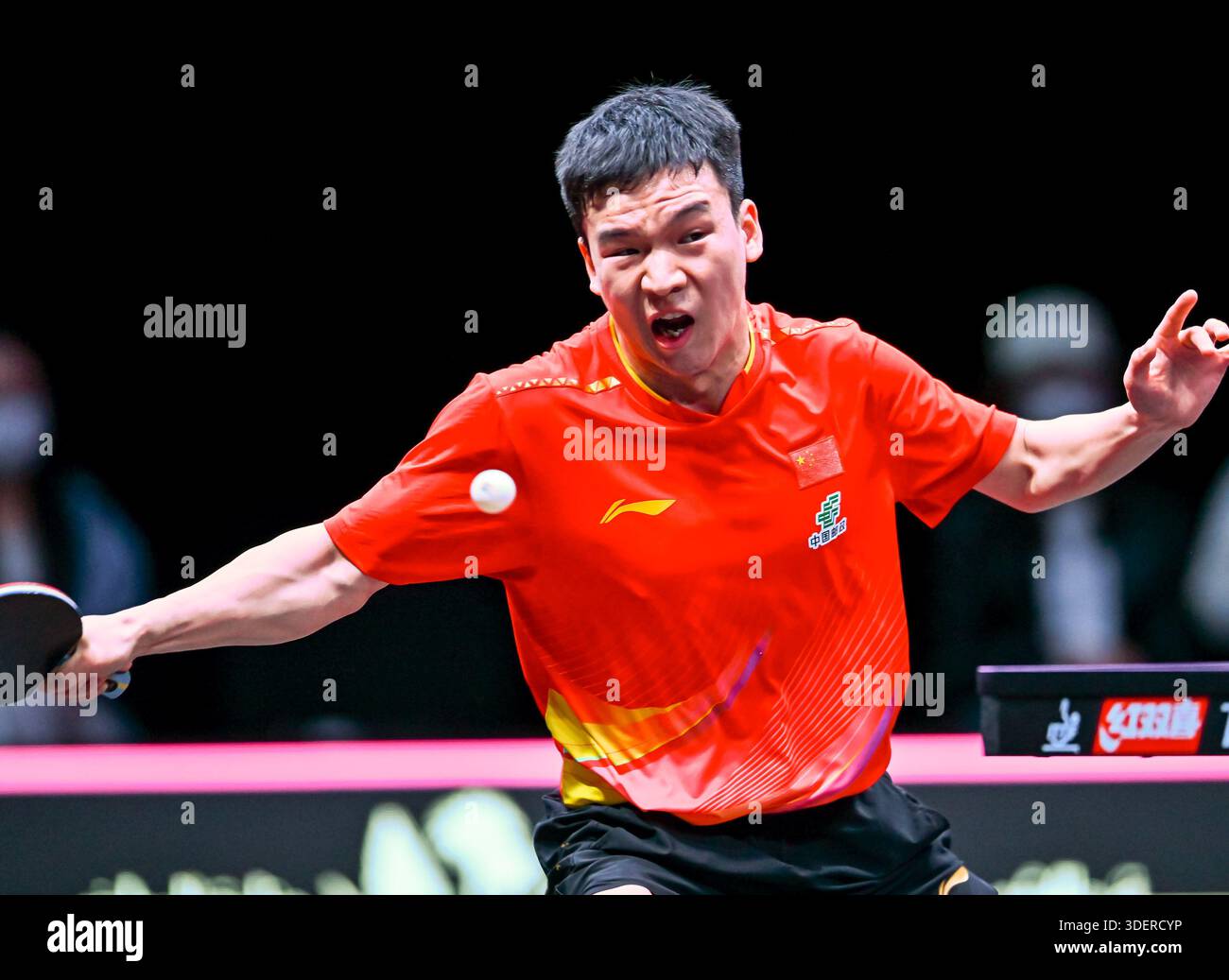(260109) -- DOHA, Jan. 9, 2026 (Xinhua) -- Xiang Peng of China hits a ...