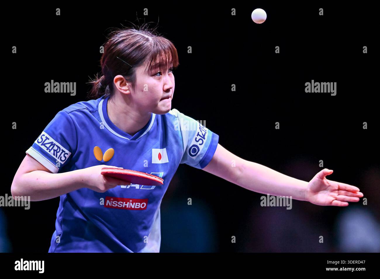 (260109) -- DOHA, Jan. 9, 2026 (Xinhua) -- Satsuki Odo of Japan serves ...