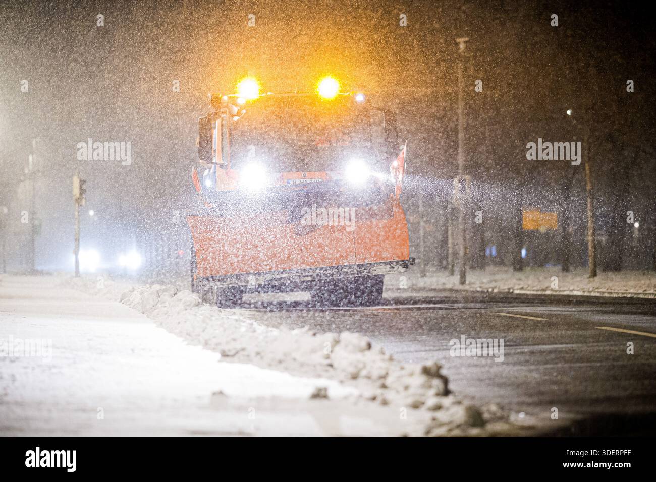 09 January 2025, Lower Saxony, Hanover: A gritting vehicle is at work ...