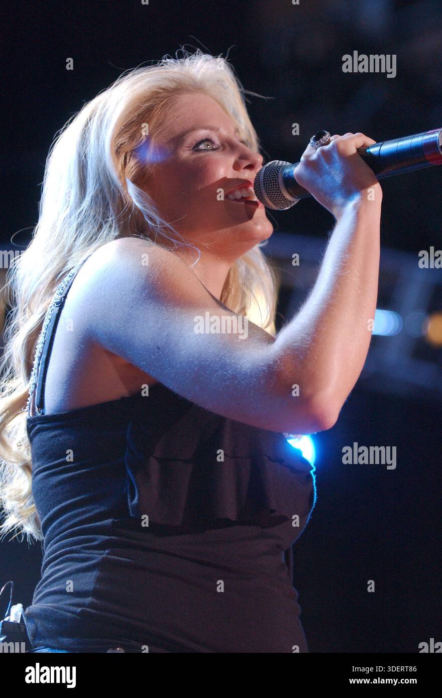 09 June 2005 - Nashville, Tennessee - Julie Roberts. 2005 CMA Music ...