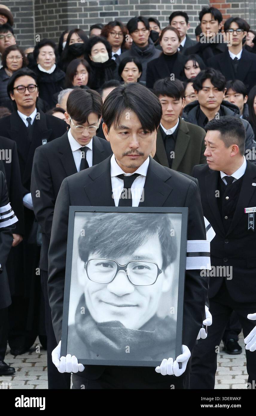 09th Jan, 2026. Funeral for film star Ahn Sung-ki Actor Chung Woo-sung ...