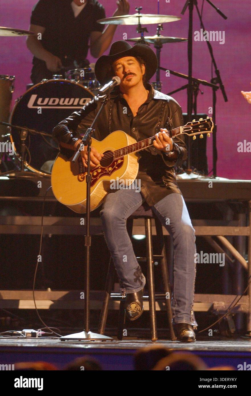 15 November 2005 - New York, New York - . 39th Annual CMA Awards held ...