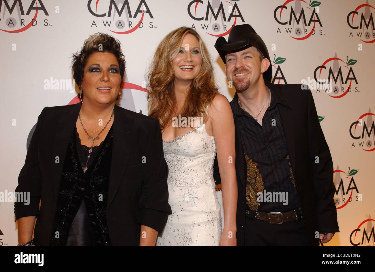 15 November 2005 - New York, New York - Kristen Hall, Jennifer Nettles ...