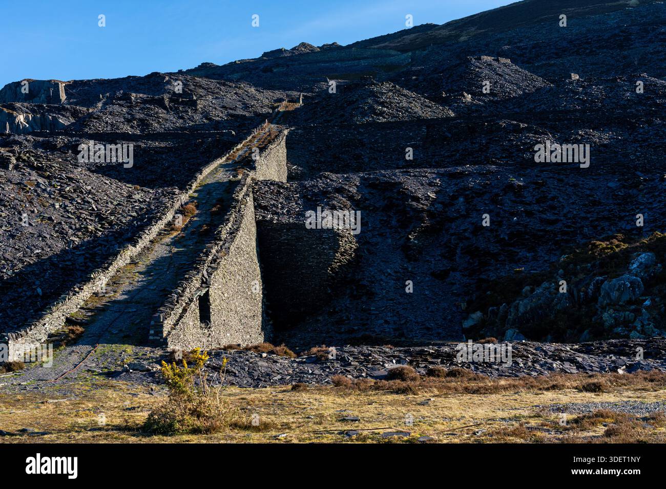 Incline bridge structure within Dinorwic slate quarry showing stone ...