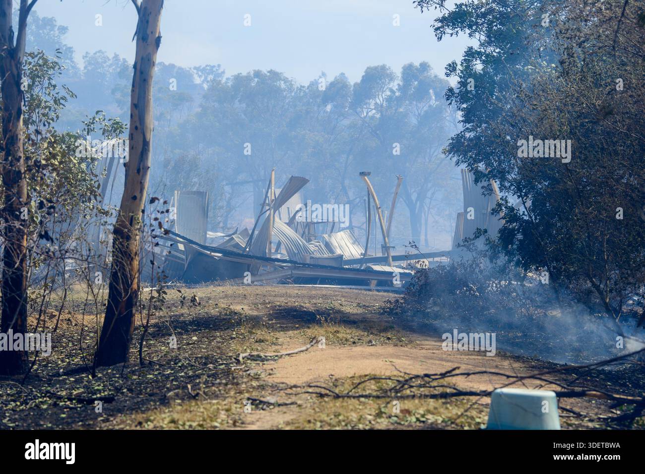 Melbourne, Australia. 09th Jan, 2026. Fires and firefighting efforts ...