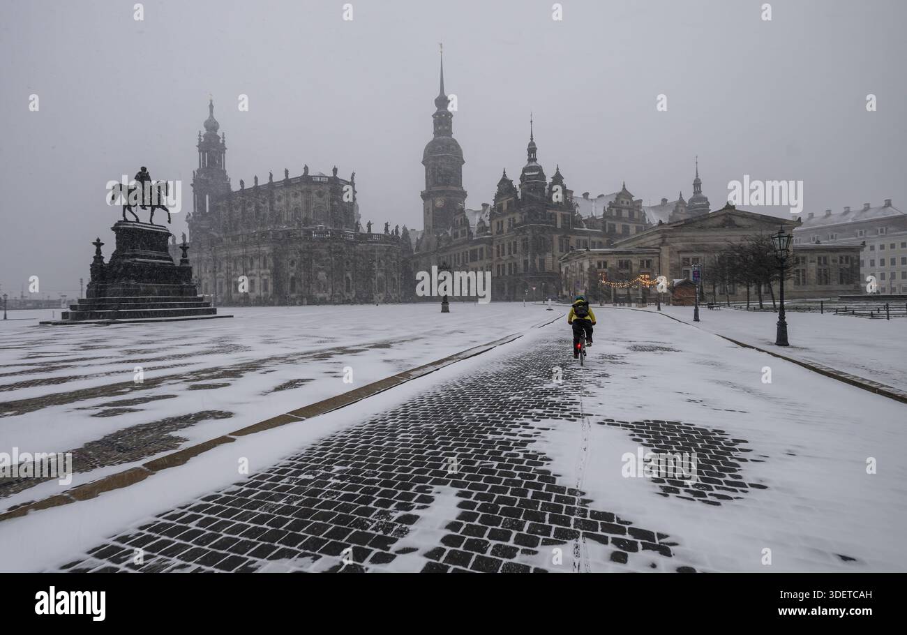 Dresden, Germany. 09th Jan, 2026. The Theaterplatz in the old town is ...