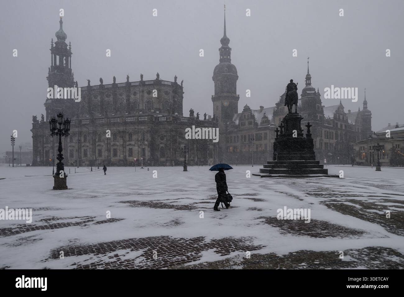Dresden, Germany. 09th Jan, 2026. The Theaterplatz in the old town is ...