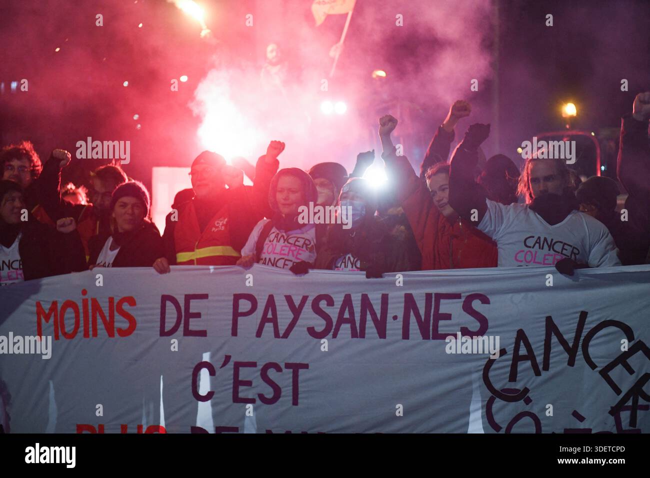 Paris, France. 09th Jan, 2026. Members of the Confederation Paysanne ...