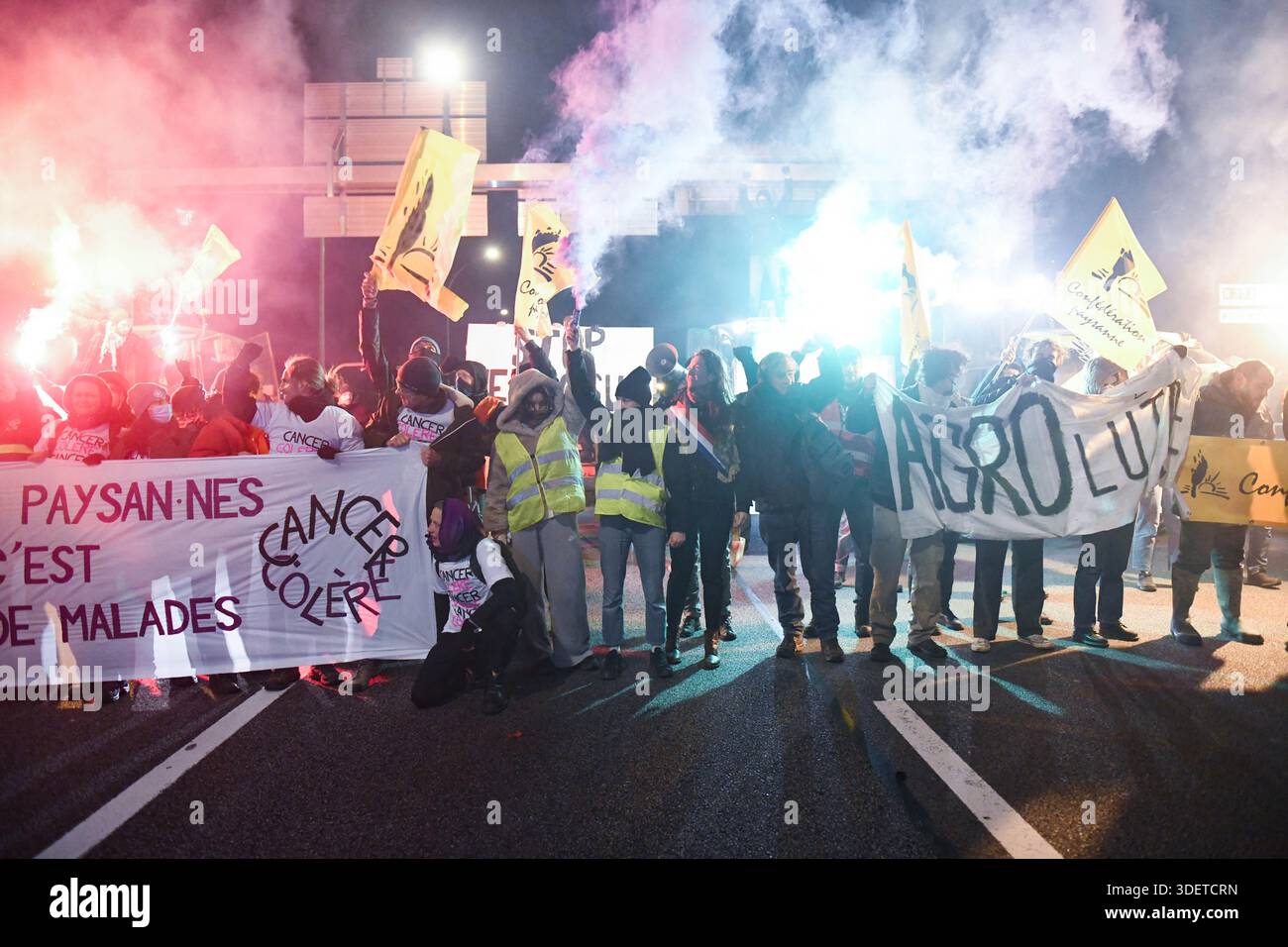 Paris, France. 09th Jan, 2026. Members of the Confederation Paysanne ...