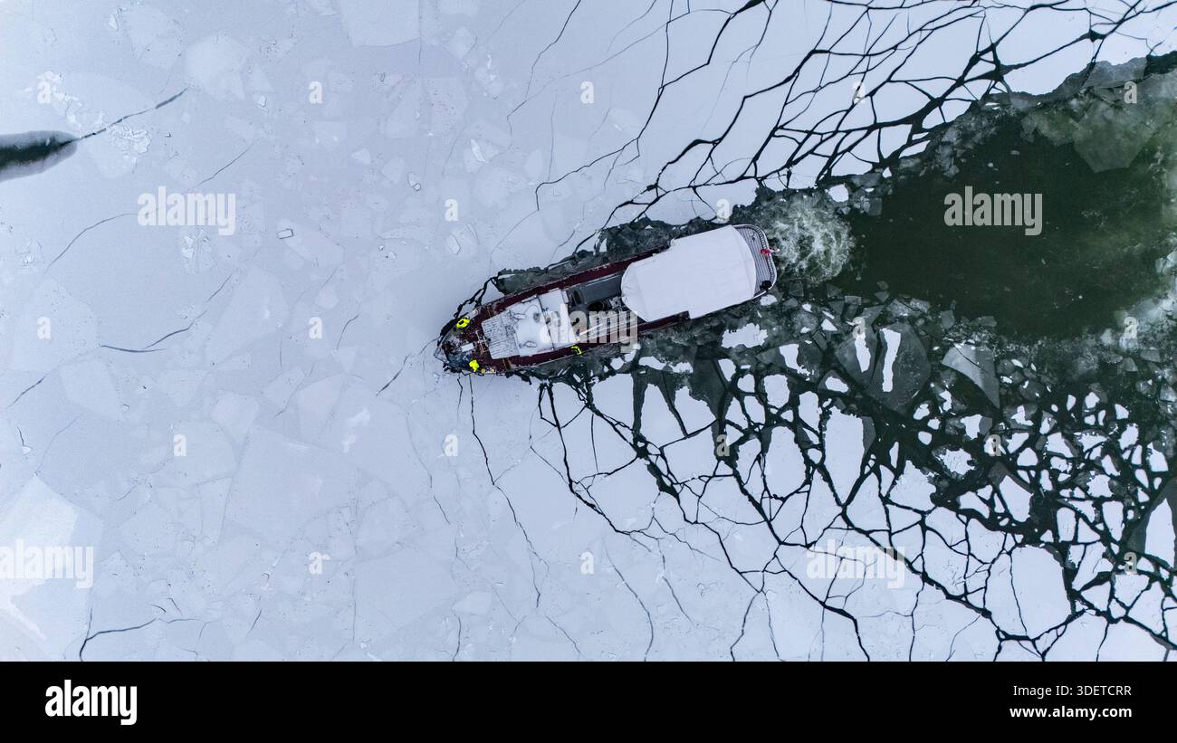 Linz AG's icebreaker MS EDUARD is in operation in the port of Linz ...