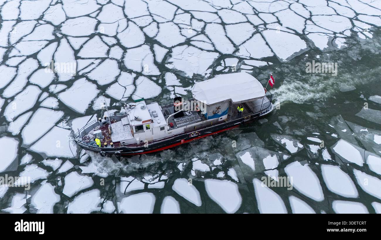 Linz AG's icebreaker MS EDUARD is in operation in the port of Linz ...