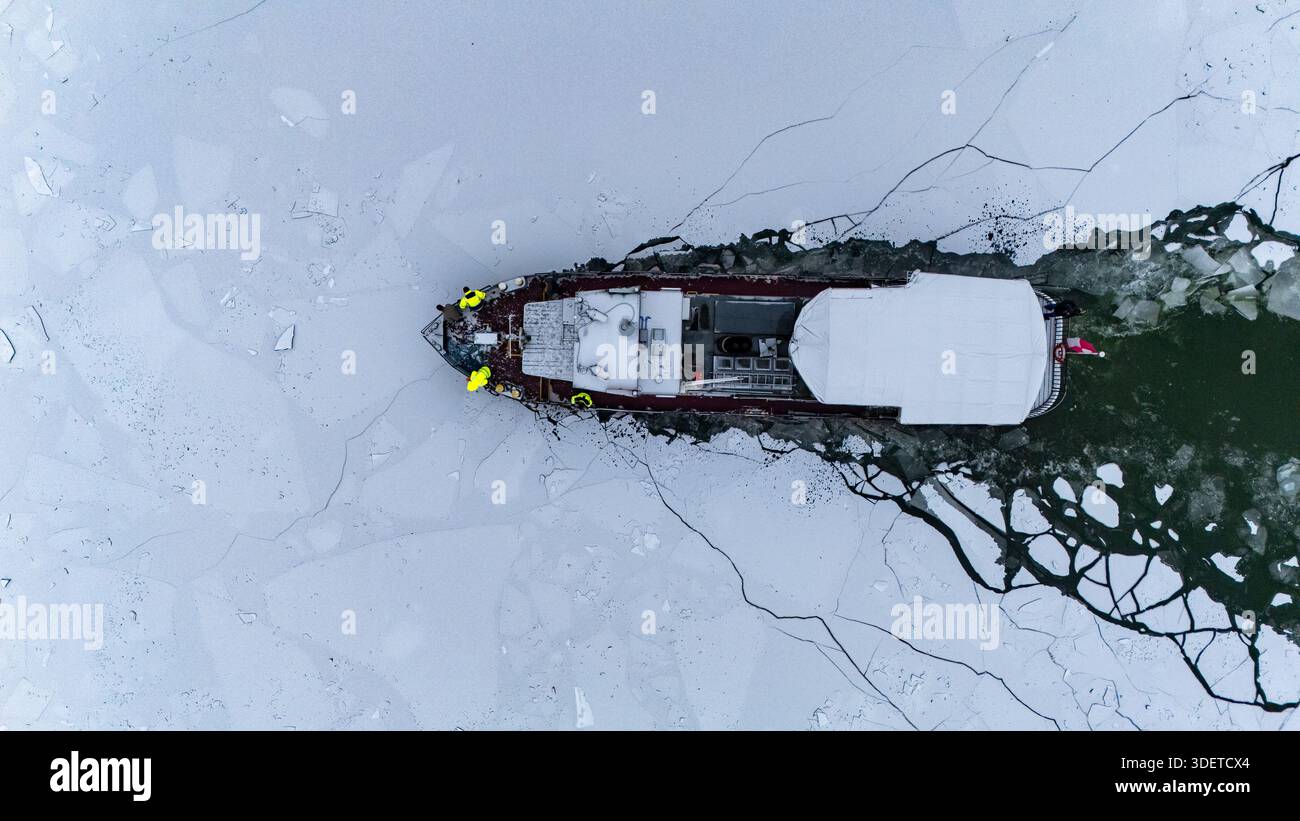 Linz AG's icebreaker MS EDUARD is in operation in the port of Linz ...