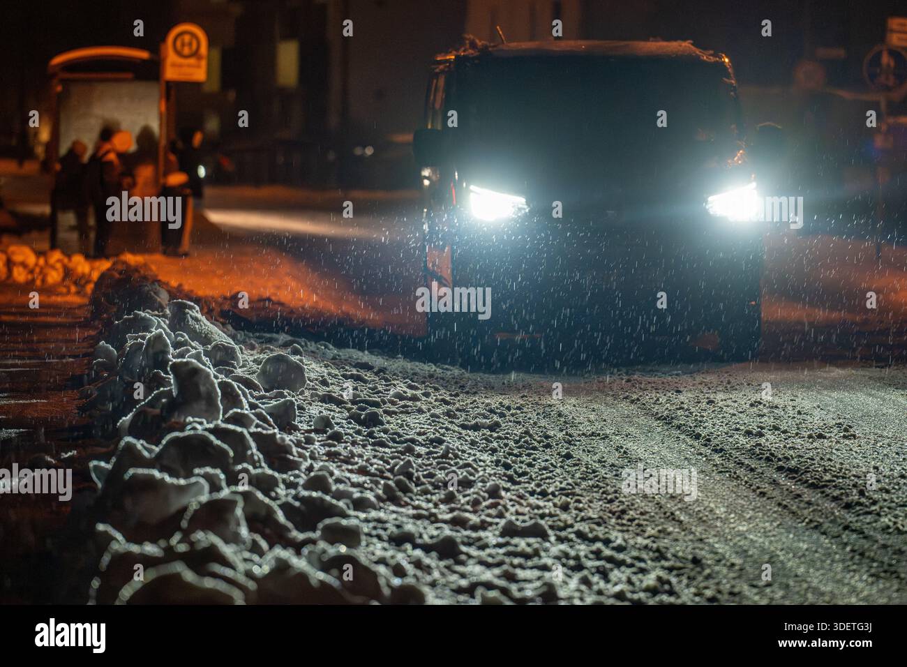 09 January 2026, Bavaria, Straubing: A car drives on a road during freezing rain. Storm Elli ...