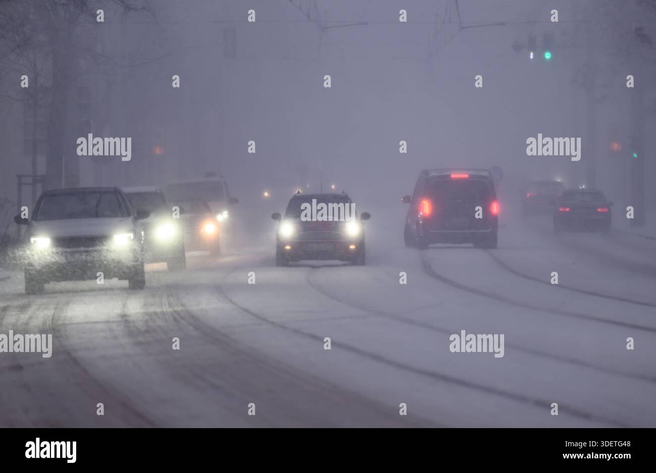09 January 2026, Saxony, Dresden: Cars drive along Leipziger Straße ...