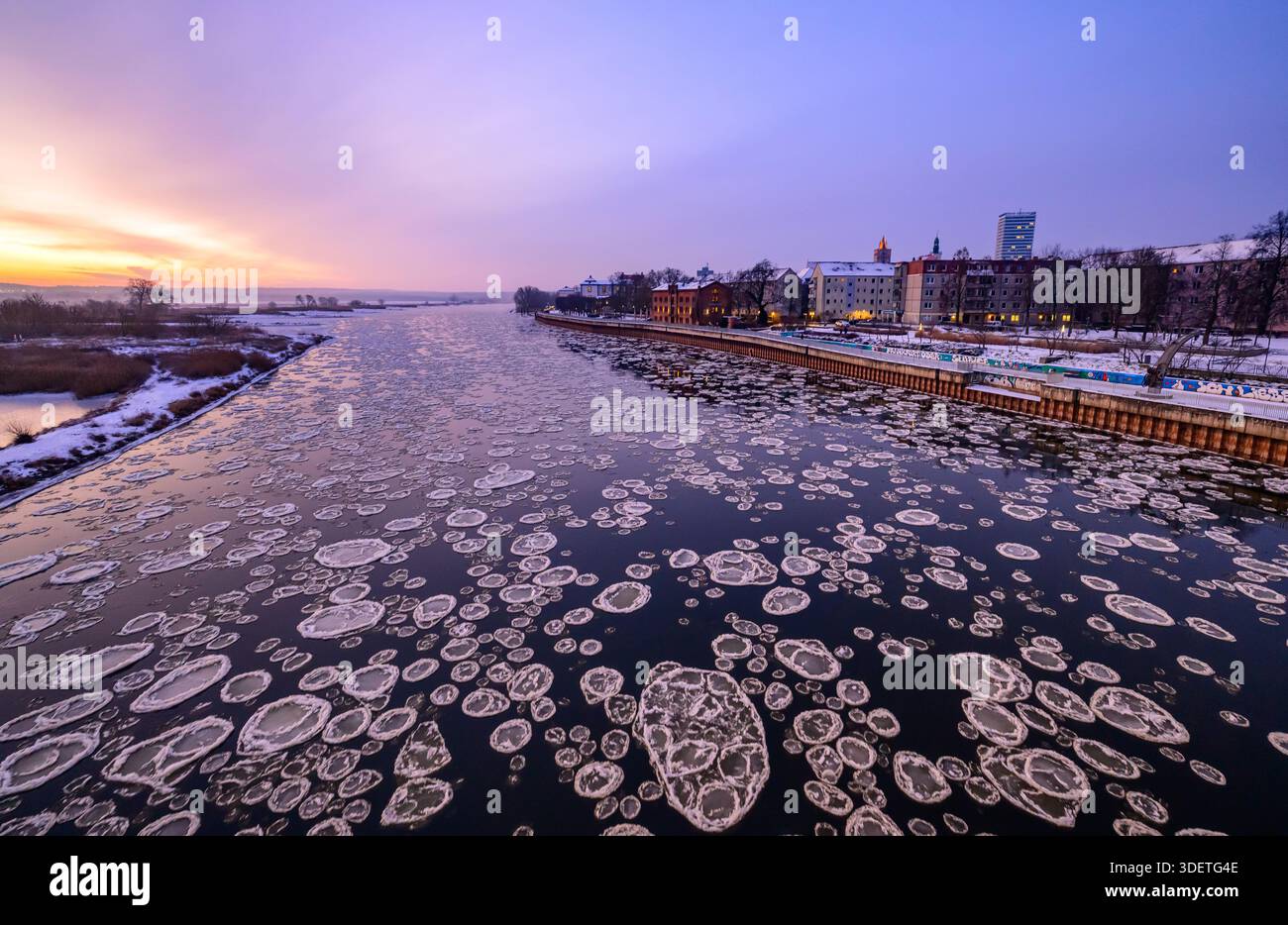 09 January 2026, Brandenburg, Frankfurt (Oder): Ice floes, known as ...