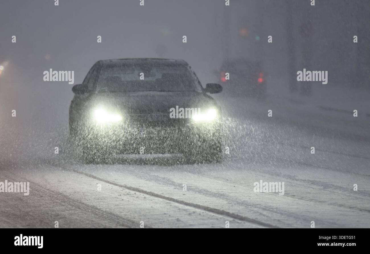 Dresden, Germany. 09th Jan, 2026. Cars drive along Leipziger Straße ...