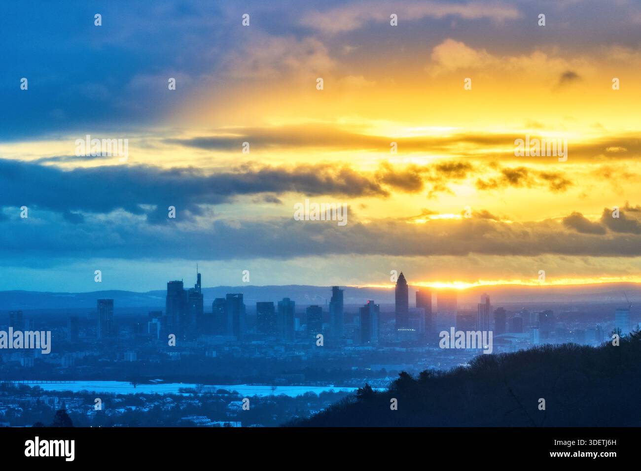The sun rises over the buildings of the banking district in Frankfurt ...